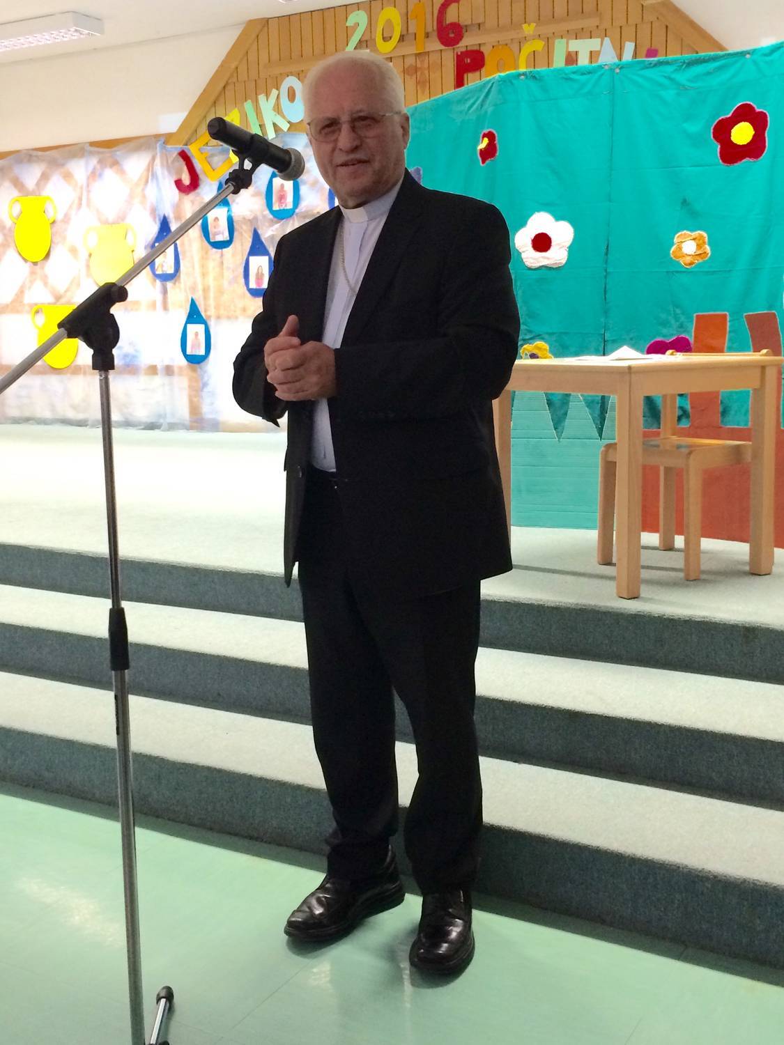 Škof Andrej Glavan obiskal otroke na jezikovnih počitnicah v Šmarjeti ...