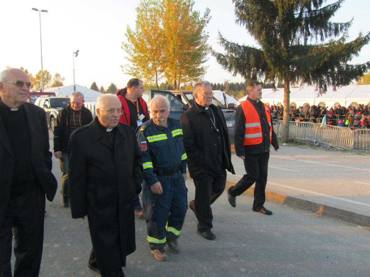 Škofa Glavan in Lipovšek v begunskih zbirnih centri » Novice » Škofija ...
